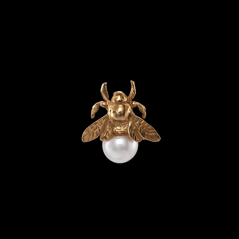 Bumblebee Pearl Ear Stud Gold - Maria Nilsdotter - Nordic Spectra